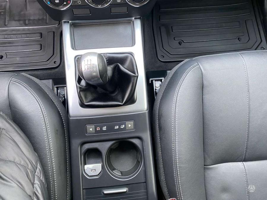 Black Land Rover Freelander 2014 in Raseiniai, with an engine capacity of 2.18 L and mileage of 232 thousand km for 6500 €, photo 17 on AUTOMOTO.COM.LV