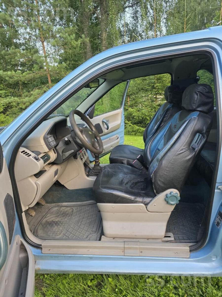 Zils Land Rover Freelander 1999 Kuldīga, ar dzinēja tilpumu 2.00 L un nobraukumu 296 tūkst. km par 1500 €, foto 7 vietnē AUTOMOTO.COM.LV
