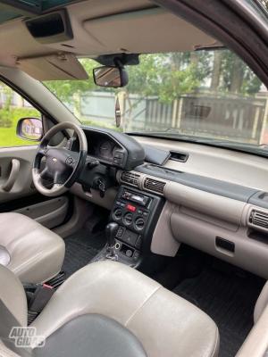 Green Land Rover Freelander 2003 in Pakruojis, with an engine capacity of 2.00 L and mileage of 297 thousand km for 2500 €, photo 9 on AUTOMOTO.COM.LV