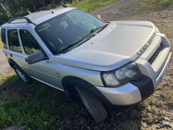 Pelēks Land Rover Freelander 2004 Panevēža, ar dzinēja tilpumu 1.95 L un nobraukumu 220 tūkst. km par 1100 €, foto 1 vietnē AUTOMOTO.COM.LV