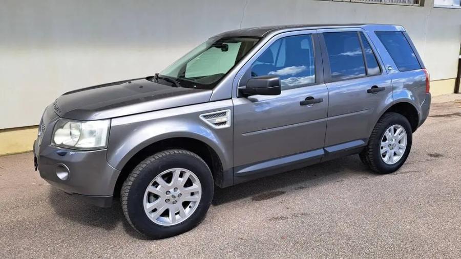 Grey Land Rover Freelander 2008 in Ogre, with an engine capacity of 2.20 L and mileage of 282 thousand km for 3950 €, photo 1 on AUTOMOTO.COM.LV