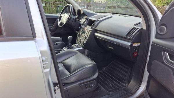 Pelēks Land Rover Freelander 2008 Panevēža, ar dzinēja tilpumu 3.19 L un nobraukumu 270 tūkst. km par 3800 €, foto 4 vietnē AUTOMOTO.COM.LV