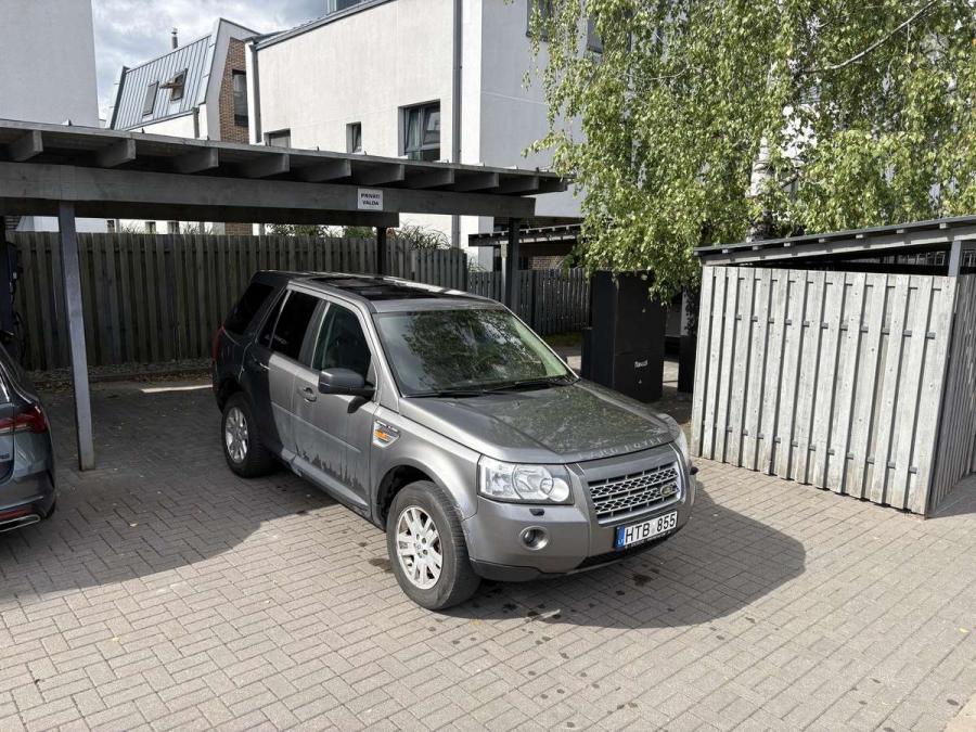 Grey Land Rover Freelander 2008 in Vilnius, with an engine capacity of 2.18 L and mileage of 370 thousand km for 2499 €, photo 1 on AUTOMOTO.COM.LV