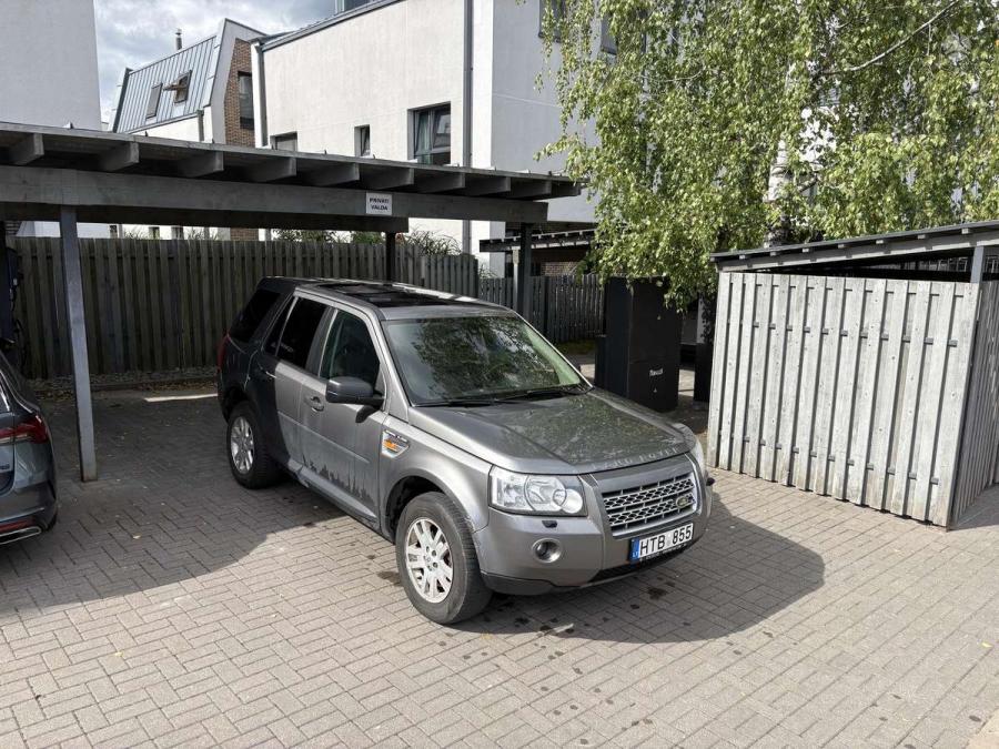 Grey Land Rover Freelander 2008 in Vilnius, with an engine capacity of 2.18 L and mileage of 370 thousand km for 2499 €, photo 1 on AUTOMOTO.COM.LV