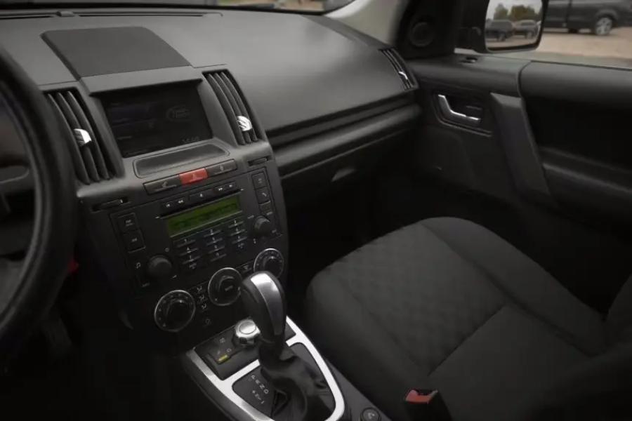 Pelēks Land Rover Freelander 2009 Jelgava, ar dzinēja tilpumu 2.20 L un nobraukumu 147 tūkst. km par 3700 €, foto 17 vietnē AUTOMOTO.COM.LV