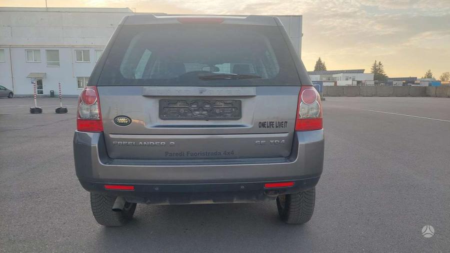Pelēks Land Rover Freelander 2009 Panevēža, ar dzinēja tilpumu 2.18 L un nobraukumu 354 tūkst. km par 3700 €, foto 5 vietnē AUTOMOTO.COM.LV