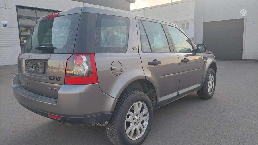 Pelēks Land Rover Freelander 2009 Panevēža, ar dzinēja tilpumu 2.18 L un nobraukumu 354 tūkst. km par 3700 €, foto 6 vietnē AUTOMOTO.COM.LV