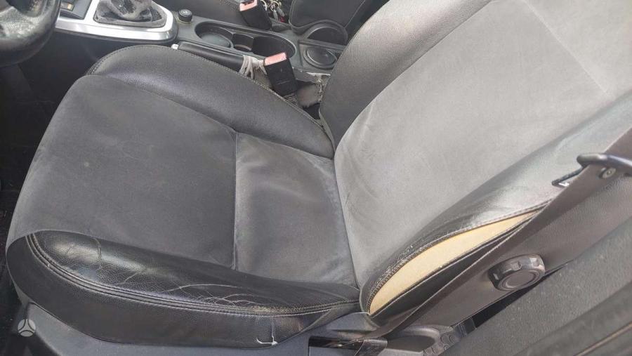 Pelēks Land Rover Freelander 2009 Panevēža, ar dzinēja tilpumu 2.18 L un nobraukumu 354 tūkst. km par 3700 €, foto 9 vietnē AUTOMOTO.COM.LV
