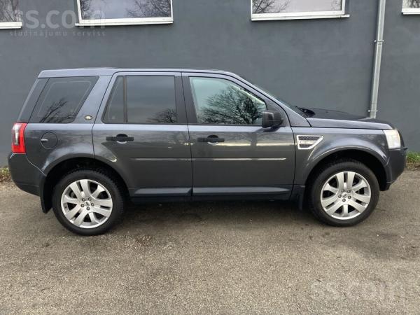 Pelēks Land Rover Freelander 2010 Ogre, ar dzinēja tilpumu 2.20 L un nobraukumu 251 tūkst. km par 5990 €, foto 5 vietnē AUTOMOTO.COM.LV