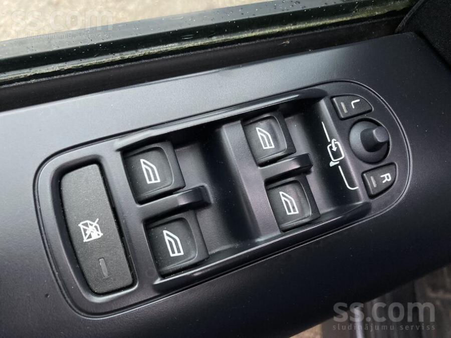 Pelēks Land Rover Freelander 2010 Ogre, ar dzinēja tilpumu 2.20 L un nobraukumu 251 tūkst. km par 4999 €, foto 16 vietnē AUTOMOTO.COM.LV