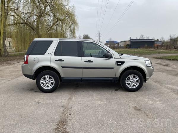 Grey Land Rover Freelander 2012 in Ogre, with an engine capacity of 2.20 L and mileage of 228 thousand km for 6390 €, photo 4 on AUTOMOTO.COM.LV