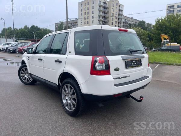 White Land Rover Freelander 2010 in Riga, with an engine capacity of 2.20 L and mileage of 309 thousand km for 5950 €, photo 2 on AUTOMOTO.COM.LV