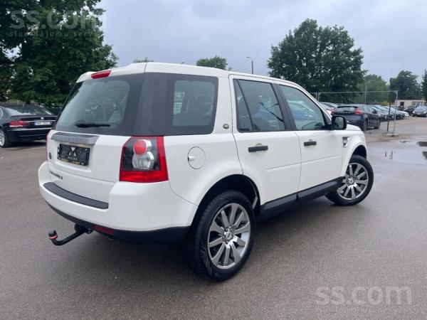 White Land Rover Freelander 2010 in Riga, with an engine capacity of 2.20 L and mileage of 309 thousand km for 5950 €, photo 4 on AUTOMOTO.COM.LV