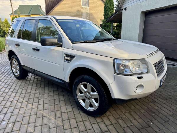 White Land Rover Freelander 2010 in Anyksciai, with an engine capacity of 2.18 L and mileage of 226 thousand km for 3100 €, photo 2 on AUTOMOTO.COM.LV