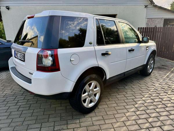 White Land Rover Freelander 2010 in Anyksciai, with an engine capacity of 2.18 L and mileage of 226 thousand km for 3100 €, photo 4 on AUTOMOTO.COM.LV