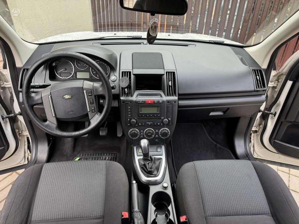 White Land Rover Freelander 2010 in Anyksciai, with an engine capacity of 2.18 L and mileage of 226 thousand km for 3100 €, photo 9 on AUTOMOTO.COM.LV
