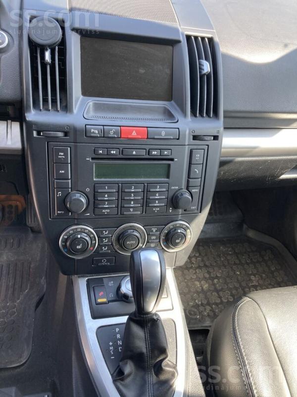 White Land Rover Freelander 2011 in Riga, with an engine capacity of 2.20 L and mileage of 223 thousand km for 7550 €, photo 9 on AUTOMOTO.COM.LV