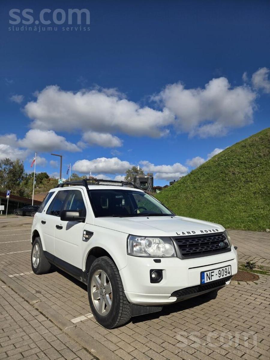 White Land Rover Freelander 2011 in Rezekne, with an engine capacity of 2.20 L and mileage of 333 thousand km for 6700 €, photo 1 on AUTOMOTO.COM.LV