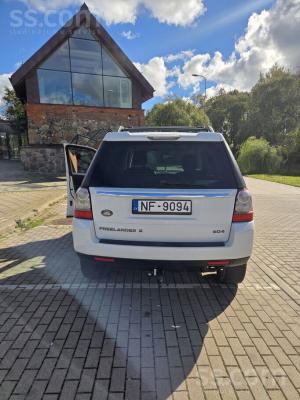 White Land Rover Freelander 2011 in Rezekne, with an engine capacity of 2.20 L and mileage of 333 thousand km for 6700 €, photo 3 on AUTOMOTO.COM.LV