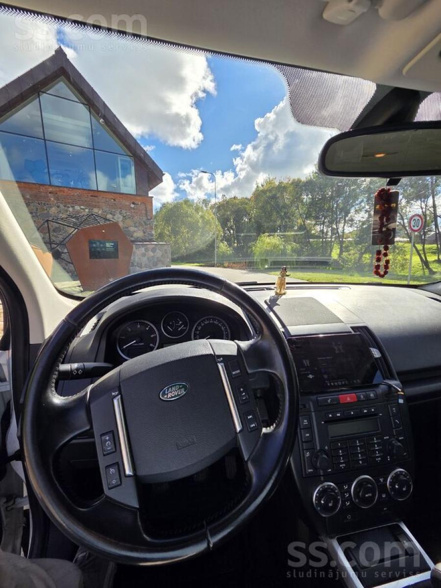 White Land Rover Freelander 2011 in Rezekne, with an engine capacity of 2.20 L and mileage of 333 thousand km for 6700 €, photo 7 on AUTOMOTO.COM.LV