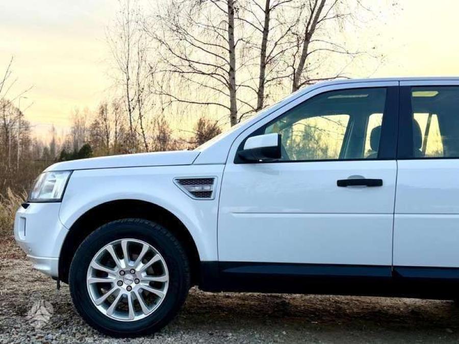 White Land Rover Freelander 2012 in Siauliai, with an engine capacity of 2.20 L and mileage of 252 thousand km for 8450 €, photo 11 on AUTOMOTO.COM.LV