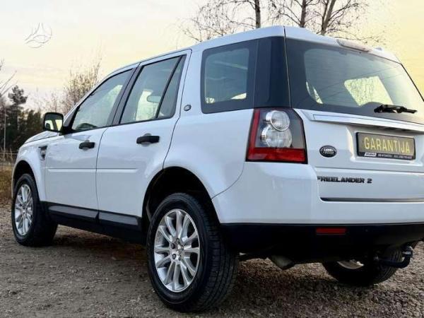 White Land Rover Freelander 2012 in Siauliai, with an engine capacity of 2.20 L and mileage of 252 thousand km for 8450 €, photo 7 on AUTOMOTO.COM.LV
