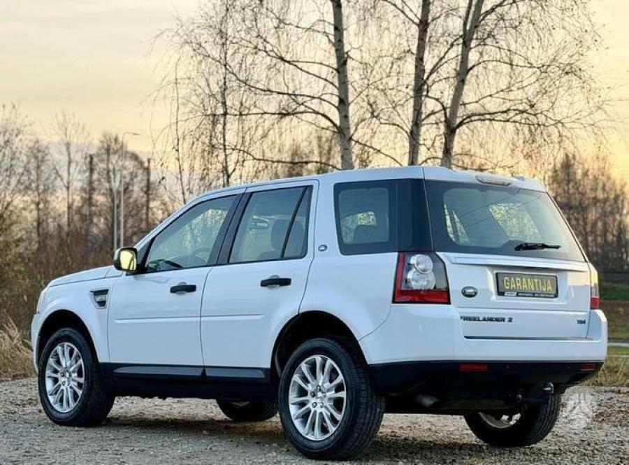 White Land Rover Freelander 2012 in Siauliai, with an engine capacity of 2.20 L and mileage of 252 thousand km for 8450 €, photo 3 on AUTOMOTO.COM.LV
