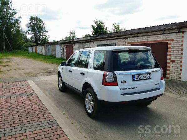 White Land Rover Freelander 2012 in Ludza, with an engine capacity of 2.20 L and mileage of 205 thousand km for 6900 €, photo 5 on AUTOMOTO.COM.LV