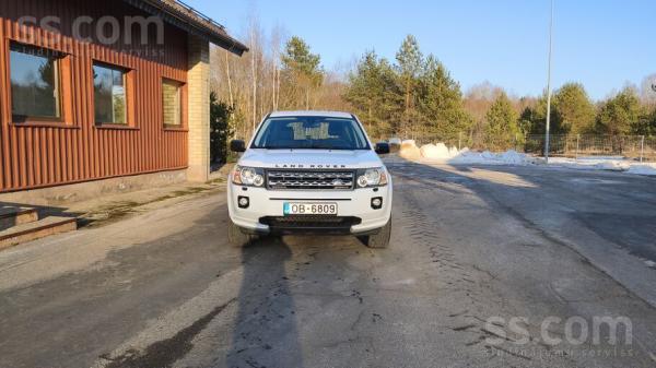 White Land Rover Freelander 2012 in Ludza, with an engine capacity of 2.20 L and mileage of 208 thousand km for 7100 €, photo 2 on AUTOMOTO.COM.LV