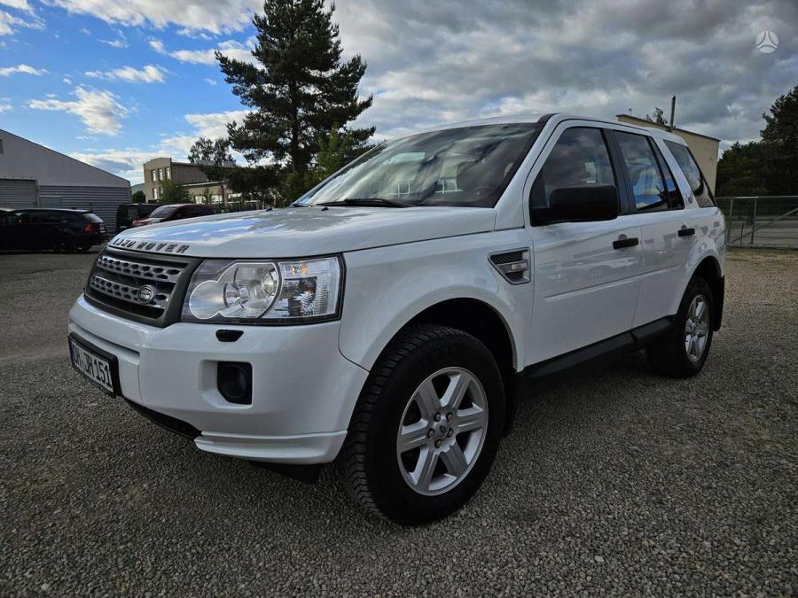 White Land Rover Freelander 2012 in Radviliskis, with an engine capacity of 2.18 L and mileage of 217 thousand km for 6600 €, photo 1 on AUTOMOTO.COM.LV