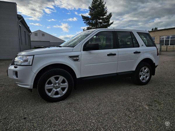 White Land Rover Freelander 2012 in Radviliskis, with an engine capacity of 2.18 L and mileage of 217 thousand km for 6600 €, photo 2 on AUTOMOTO.COM.LV