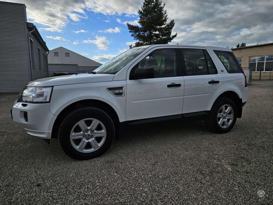 White Land Rover Freelander 2012 in Radviliskis, with an engine capacity of 2.18 L and mileage of 217 thousand km for 6600 €, photo 3 on AUTOMOTO.COM.LV