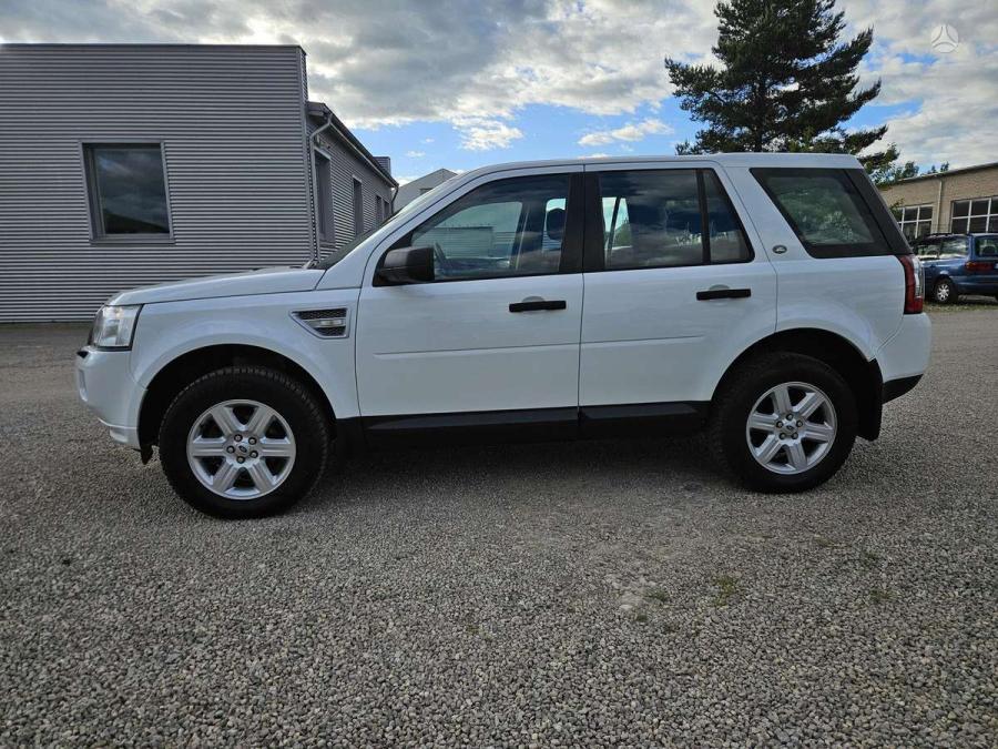 White Land Rover Freelander 2012 in Radviliskis, with an engine capacity of 2.18 L and mileage of 217 thousand km for 6600 €, photo 5 on AUTOMOTO.COM.LV