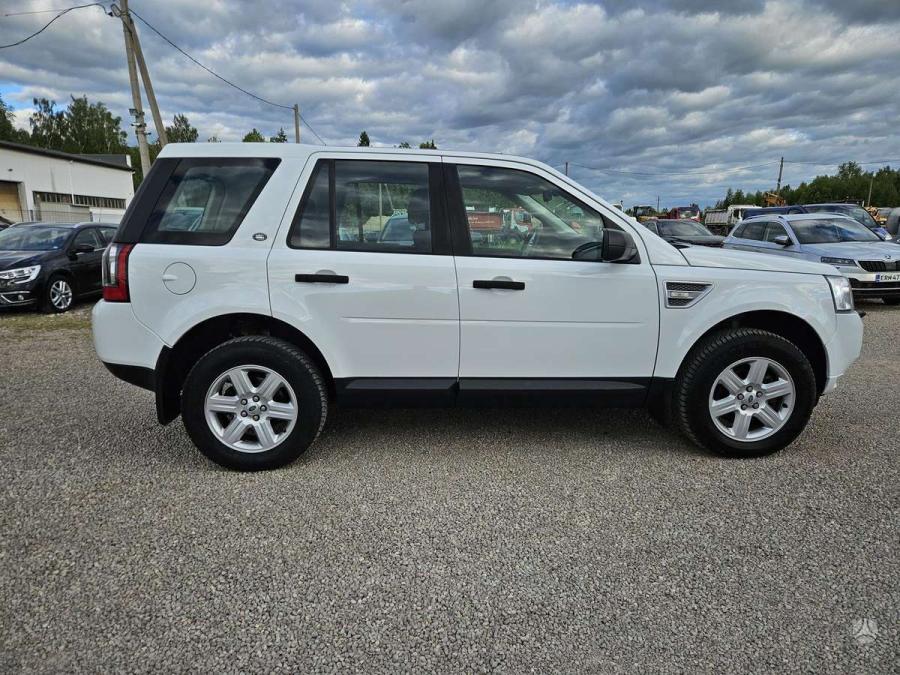 White Land Rover Freelander 2012 in Radviliskis, with an engine capacity of 2.18 L and mileage of 217 thousand km for 6600 €, photo 10 on AUTOMOTO.COM.LV