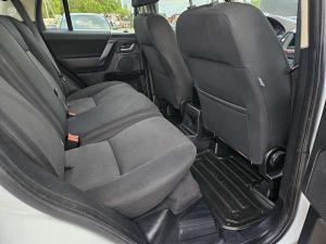 White Land Rover Freelander 2012 in Radviliskis, with an engine capacity of 2.18 L and mileage of 217 thousand km for 6600 €, photo 18 on AUTOMOTO.COM.LV