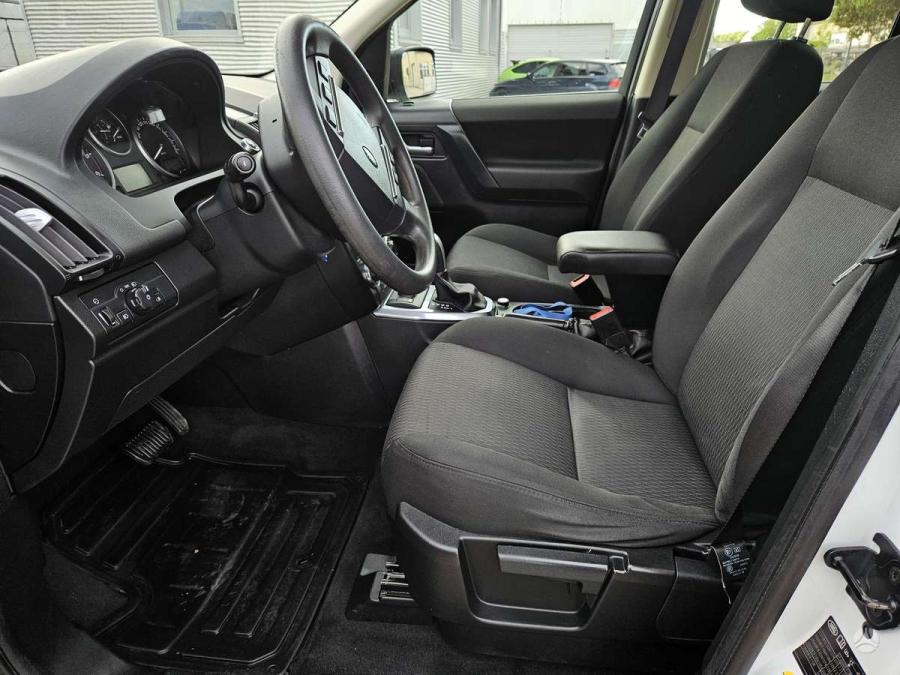 White Land Rover Freelander 2012 in Radviliskis, with an engine capacity of 2.18 L and mileage of 217 thousand km for 6600 €, photo 21 on AUTOMOTO.COM.LV