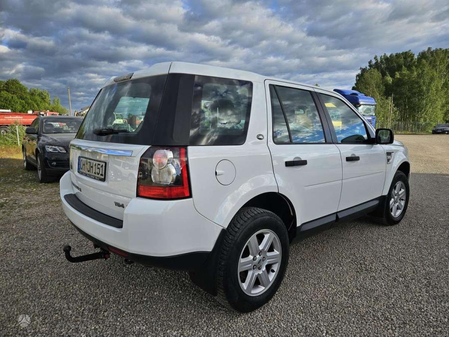 White Land Rover Freelander 2012 in Radviliskis, with an engine capacity of 2.18 L and mileage of 217 thousand km for 6600 €, photo 25 on AUTOMOTO.COM.LV