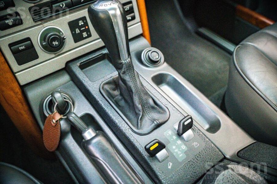Melns Land Rover Range Rover 2002 Rīga, ar dzinēja tilpumu 4.40 L un nobraukumu 188 tūkst. km par 3990 €, foto 9 vietnē AUTOMOTO.COM.LV
