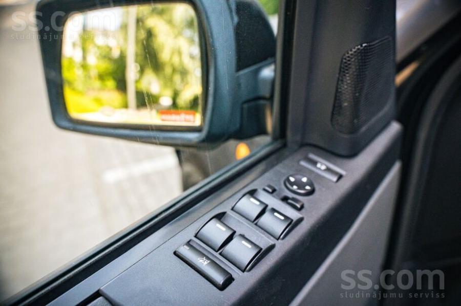 Melns Land Rover Range Rover 2002 Rīga, ar dzinēja tilpumu 4.40 L un nobraukumu 188 tūkst. km par 3990 €, foto 18 vietnē AUTOMOTO.COM.LV