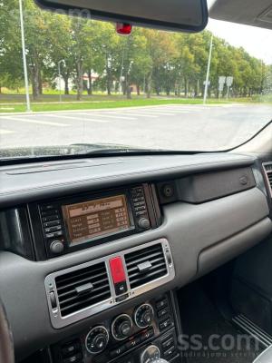 Melns Land Rover Range Rover 2003 Kuldīga, ar dzinēja tilpumu 3.00 L un nobraukumu 380 tūkst. km par 5499 €, foto 7 vietnē AUTOMOTO.COM.LV