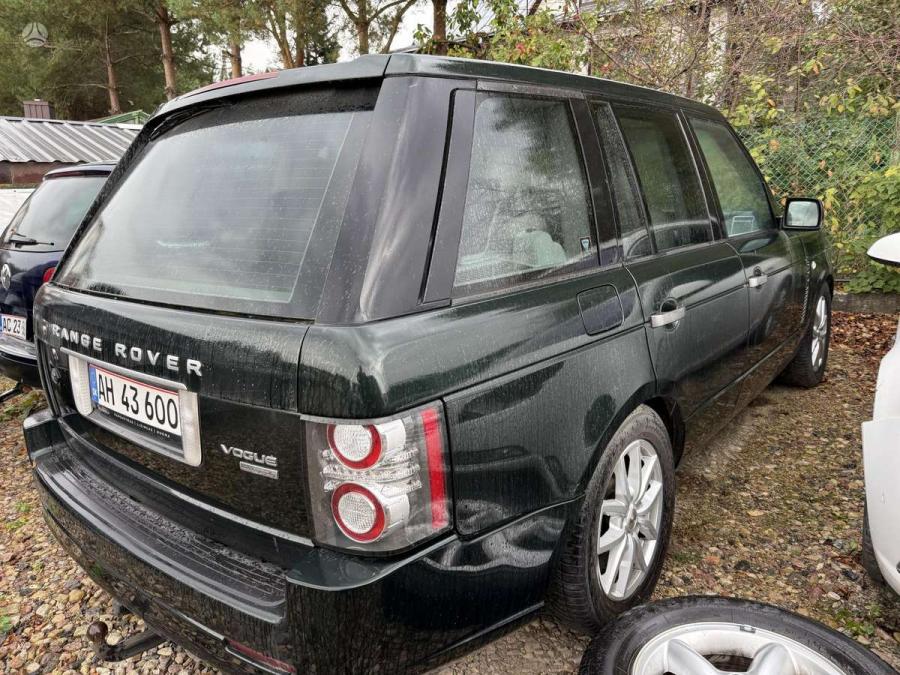 Black Land Rover Range Rover 2004 in Utena, with an engine capacity of 2.93 L and mileage of 280 thousand km for 2990 €, photo 7 on AUTOMOTO.COM.LV