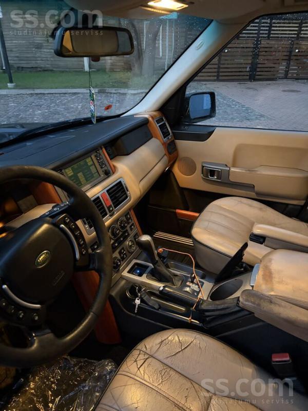 Black Land Rover Range Rover 2005 in Kuldiga, with an engine capacity of 4.40 L and mileage of 400 thousand km for 2700 €, photo 8 on AUTOMOTO.COM.LV