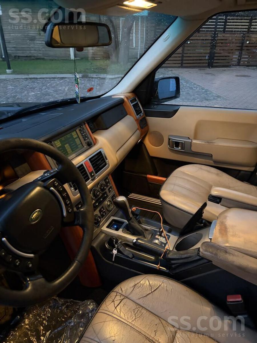 Melns Land Rover Range Rover 2005 Kuldīga, ar dzinēja tilpumu 4.40 L un nobraukumu 400 tūkst. km par 2700 €, foto 9 vietnē AUTOMOTO.COM.LV