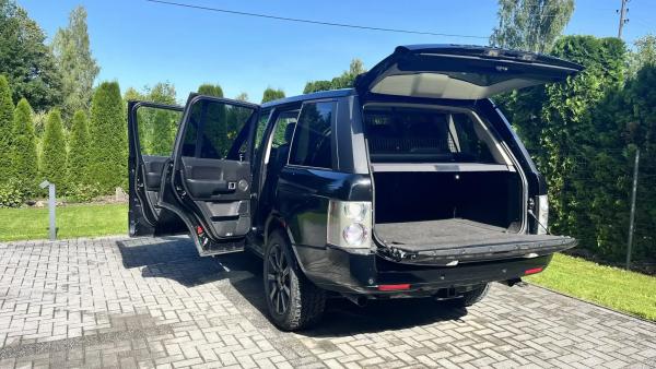 Land Rover Range Rover 2006 in Riga on AUTOMOTO.COM.LV Black Land Rover Range Rover 2006 in Riga, with an engine capacity of 4.20 L and mileage of 276 thousand km for 7000 €, photo 7 on AUTOMOTO.COM.LV