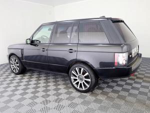 Melns Land Rover Range Rover 2008 Tallina, ar dzinēja tilpumu 3.70 L un nobraukumu 411 tūkst. km par 3299 €, foto 5 vietnē AUTOMOTO.COM.LV