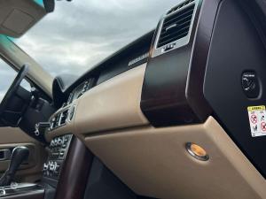 Melns Land Rover Range Rover 2009 Viļņa, ar dzinēja tilpumu 3.63 L un nobraukumu 270 tūkst. km par 5450 €, foto 23 vietnē AUTOMOTO.COM.LV