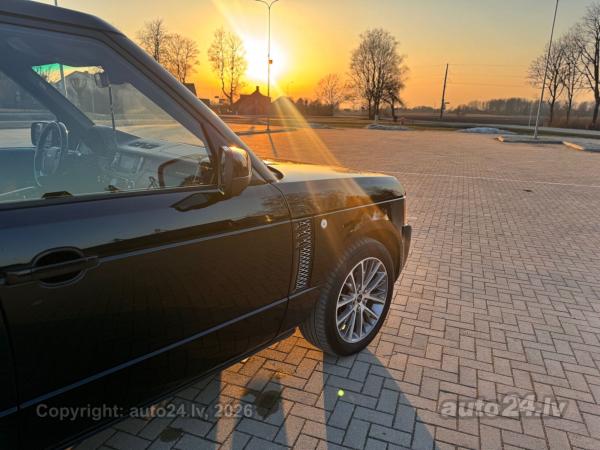 Melns Land Rover Range Rover 2010 Cēsis, ar dzinēja tilpumu 3.60 L un nobraukumu 282 tūkst. km par 15300 €, foto 6 vietnē AUTOMOTO.COM.LV