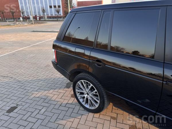 Melns Land Rover Range Rover 2010 Cēsis, ar dzinēja tilpumu 3.60 L un nobraukumu 272 tūkst. km par 14700 €, foto 5 vietnē AUTOMOTO.COM.LV