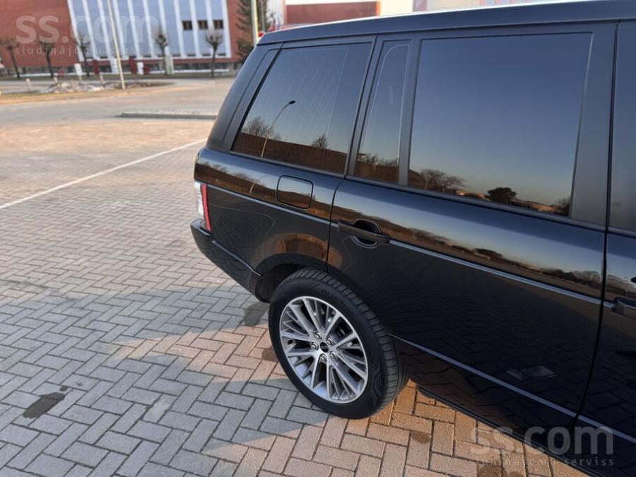 Melns Land Rover Range Rover 2010 Cēsis, ar dzinēja tilpumu 3.60 L un nobraukumu 272 tūkst. km par 14700 €, foto 6 vietnē AUTOMOTO.COM.LV