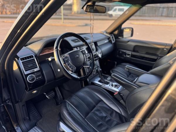 Melns Land Rover Range Rover 2010 Cēsis, ar dzinēja tilpumu 3.60 L un nobraukumu 272 tūkst. km par 14700 €, foto 8 vietnē AUTOMOTO.COM.LV
